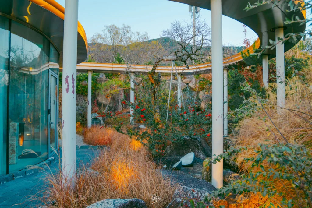 migiui Gallery Café in Ulsan: A Serene Garden Café Experience with ...